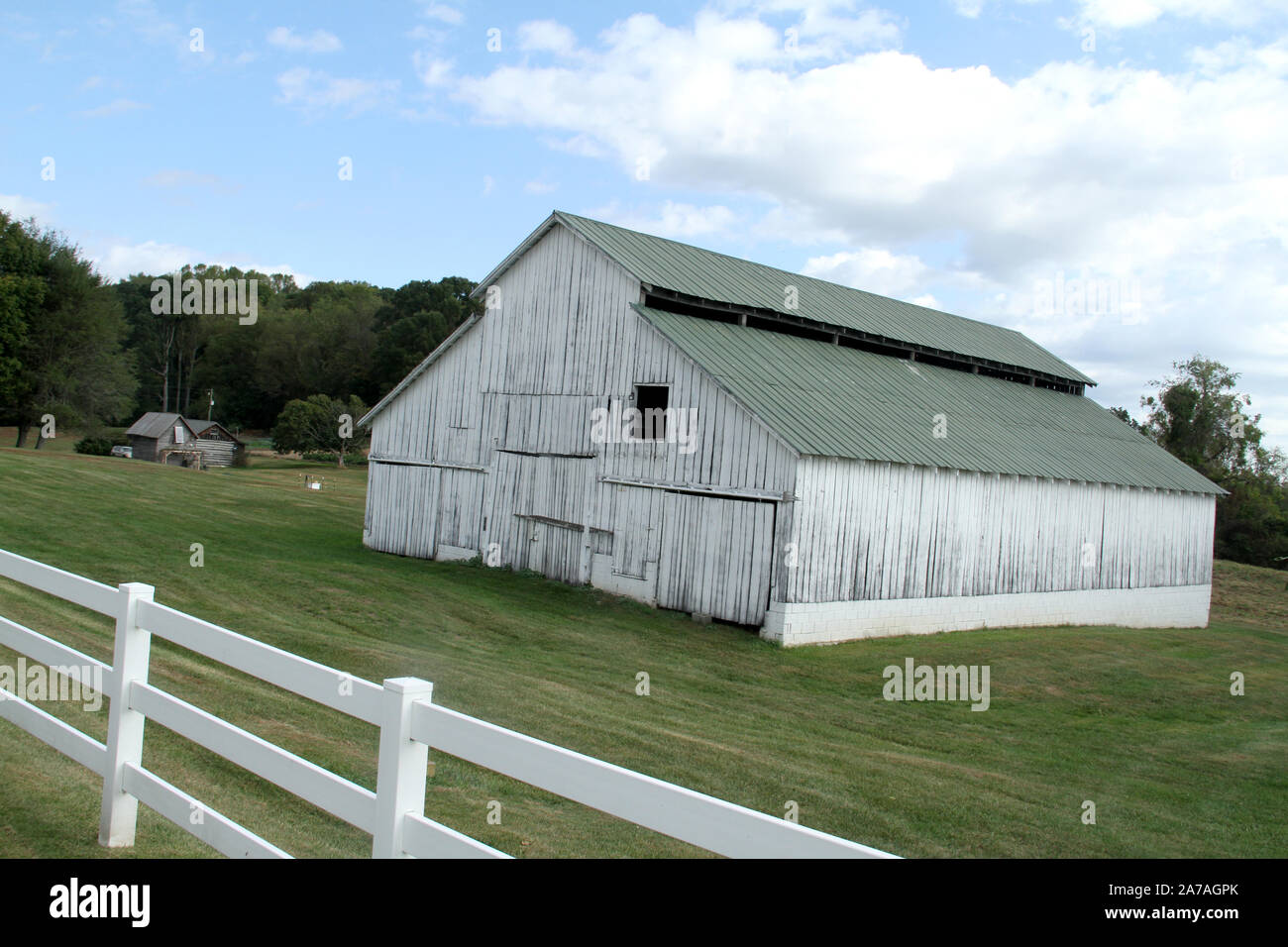 Simple barn hi-res stock photography and images - Alamy