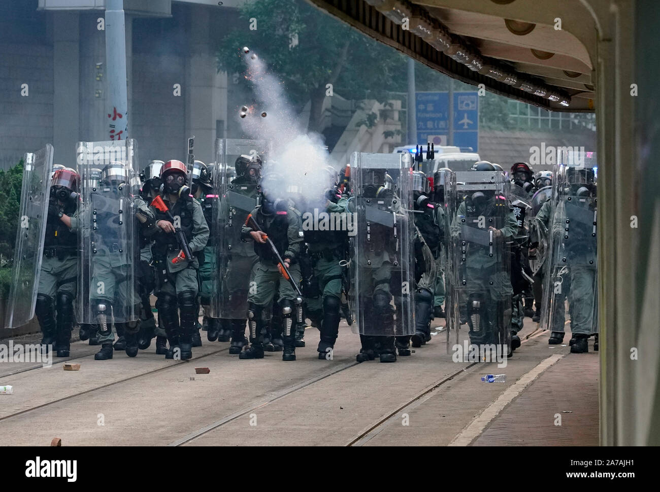 Hong Kong riot police fire teargas towards protestors in Hong Kong ...