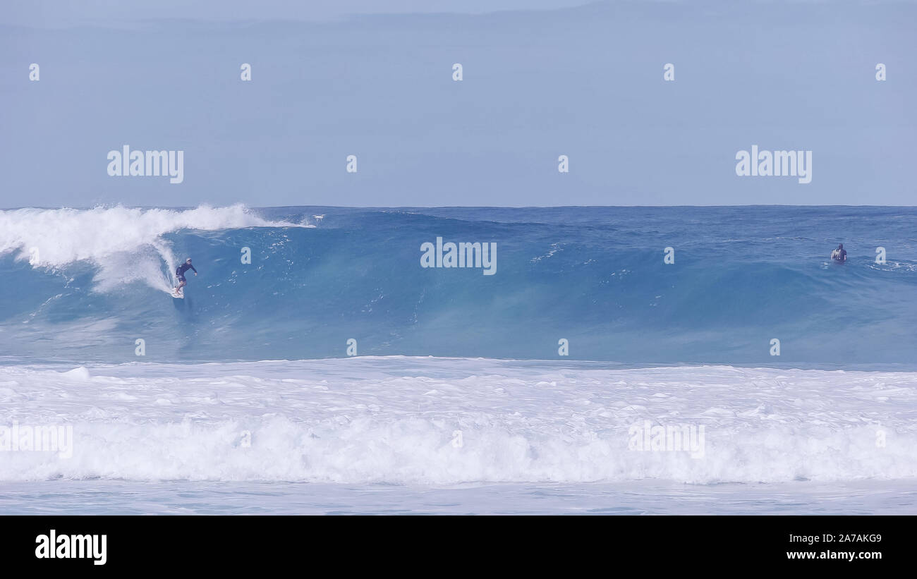 wide view of surfers at pipeline surf break in hawaii Stock Photo - Alamy