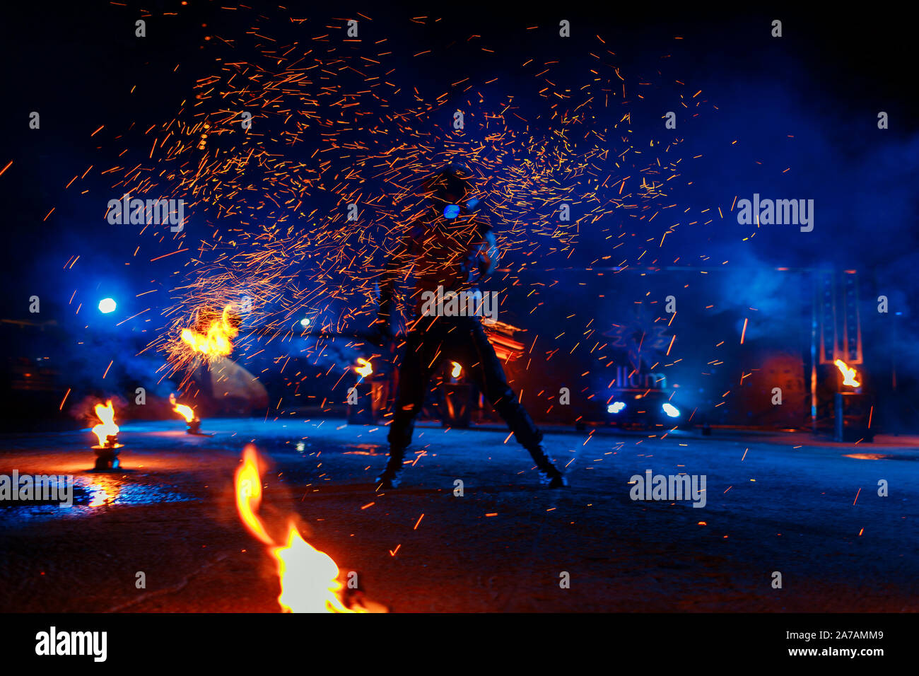 Man juggling fire hi-res stock photography and images - Alamy