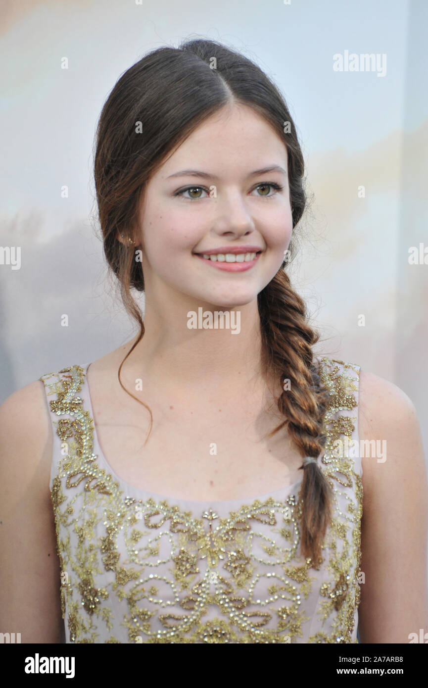 Portrait actress sleeveless cream dress hi-res stock photography and ...