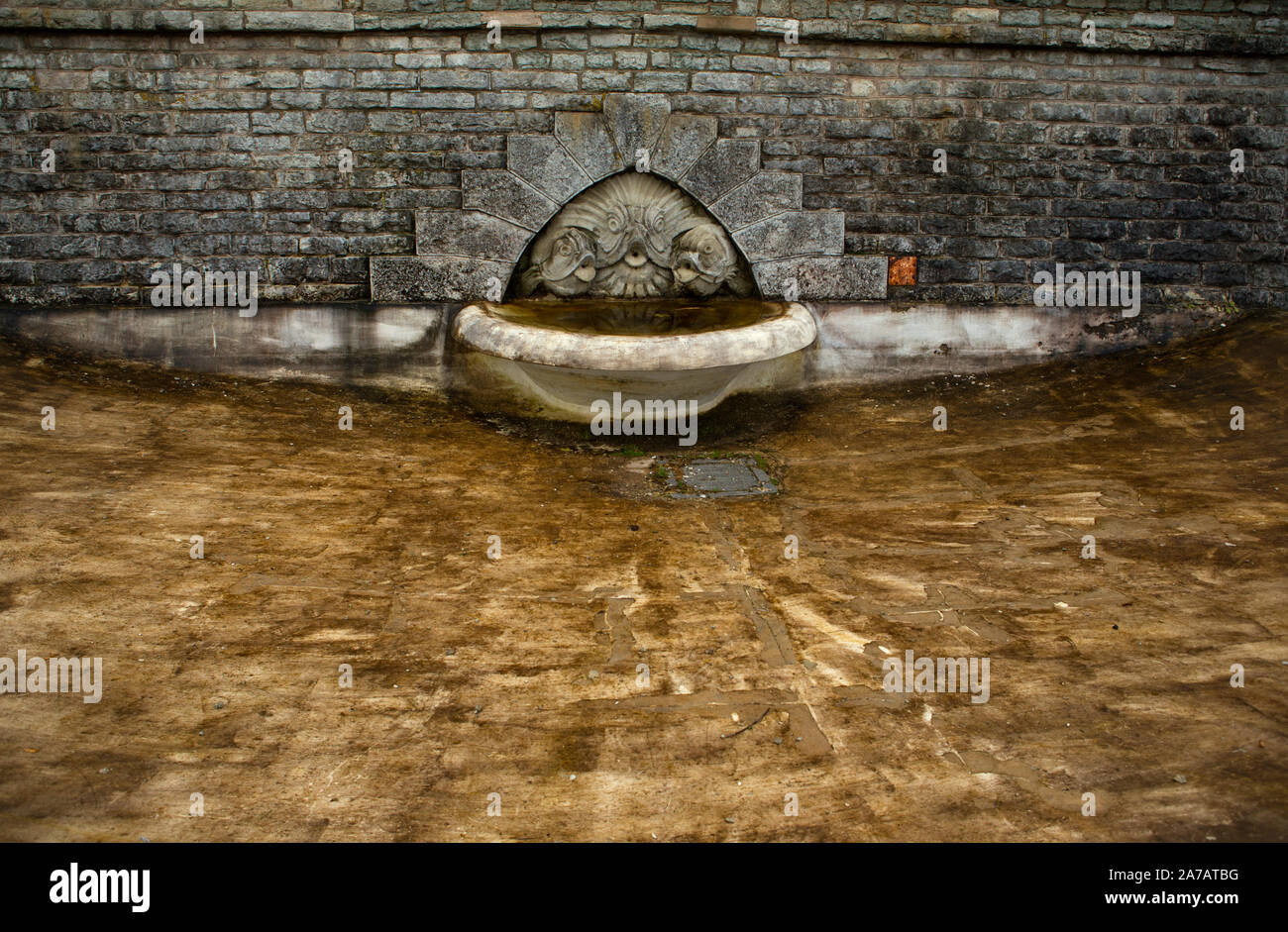 Empty fountain in Oru park in Toila Stock Photo - Alamy