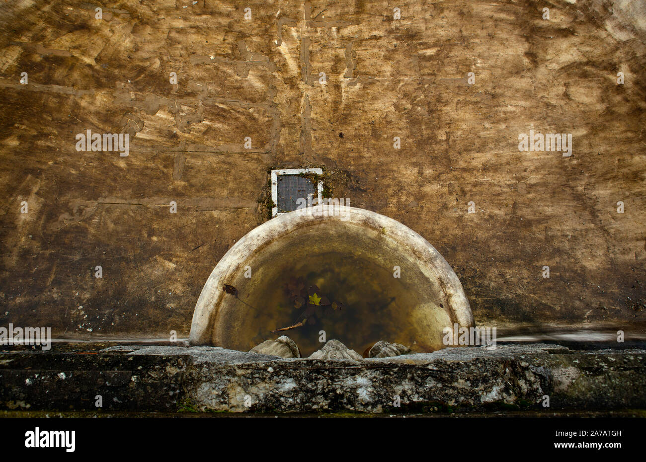 Empty fountain hi-res stock photography and images - Alamy