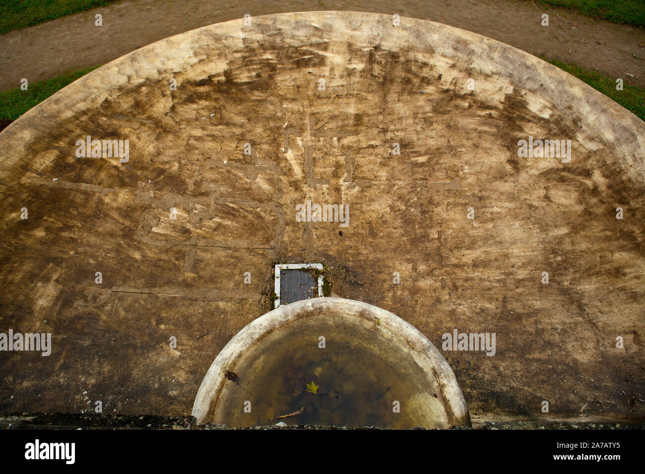 Empty fountain in Oru park in Toila Stock Photo - Alamy