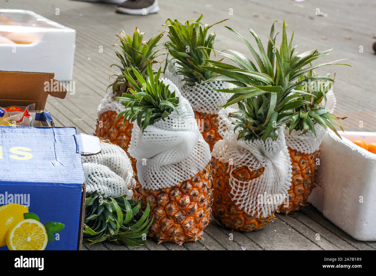 Box of pineapples hi-res stock photography and images - Alamy