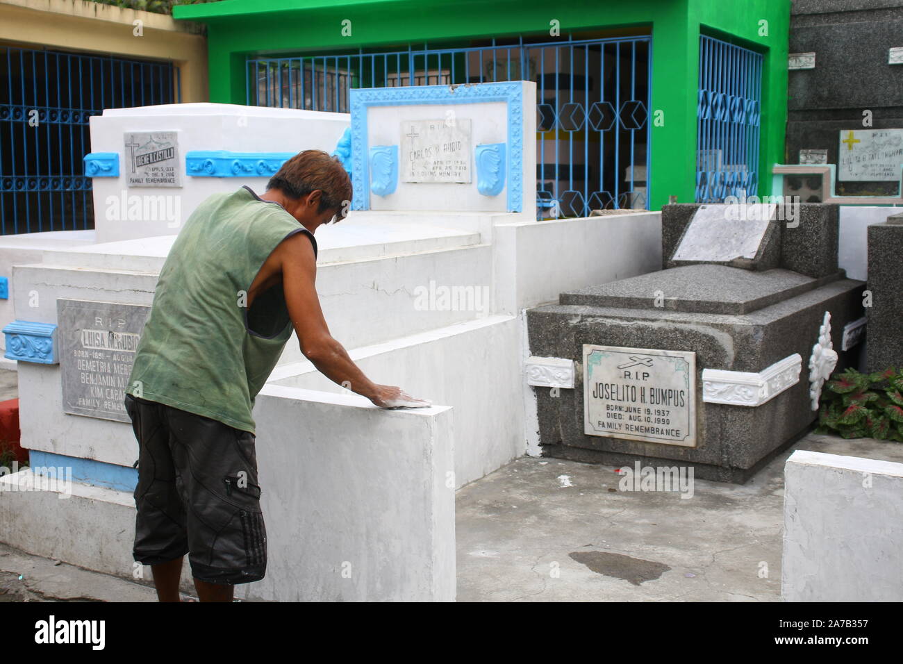 Tombs cleaning hi-res stock photography and images - Alamy