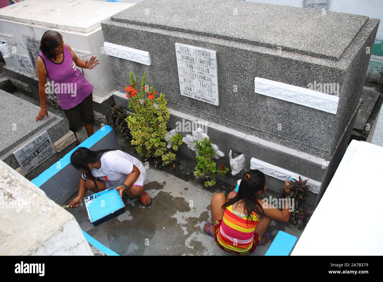 Tombs cleaning hi-res stock photography and images - Alamy