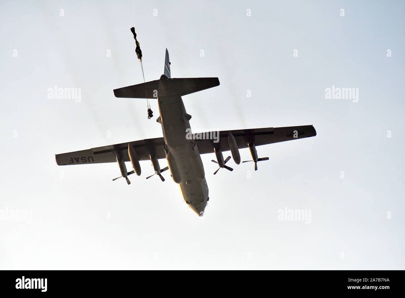 Italian Army Paratroopers, assigned to the Folgore Airborne Brigade ...