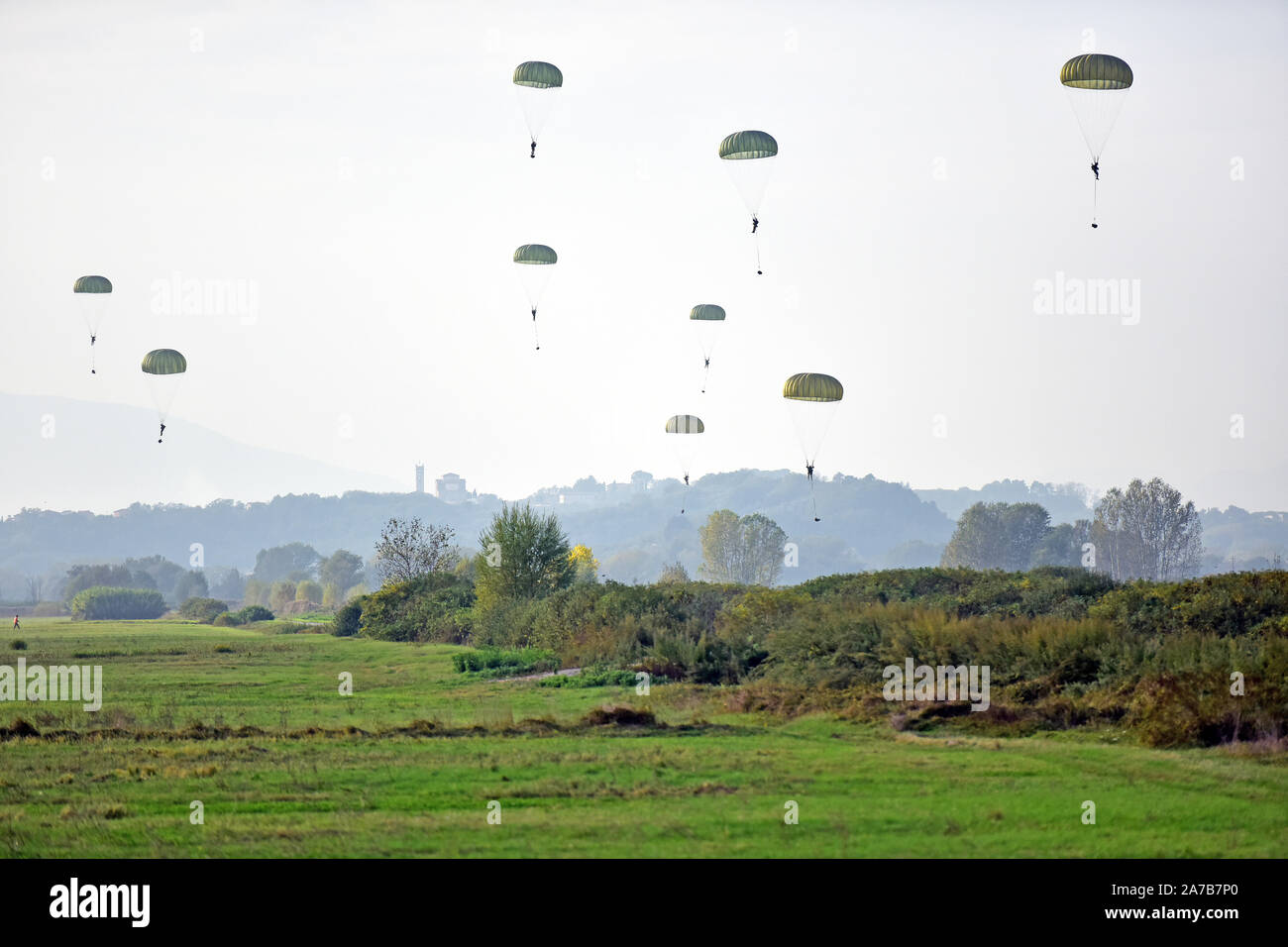 Italian Army Paratroopers, assigned to the Folgore Airborne Brigade ...