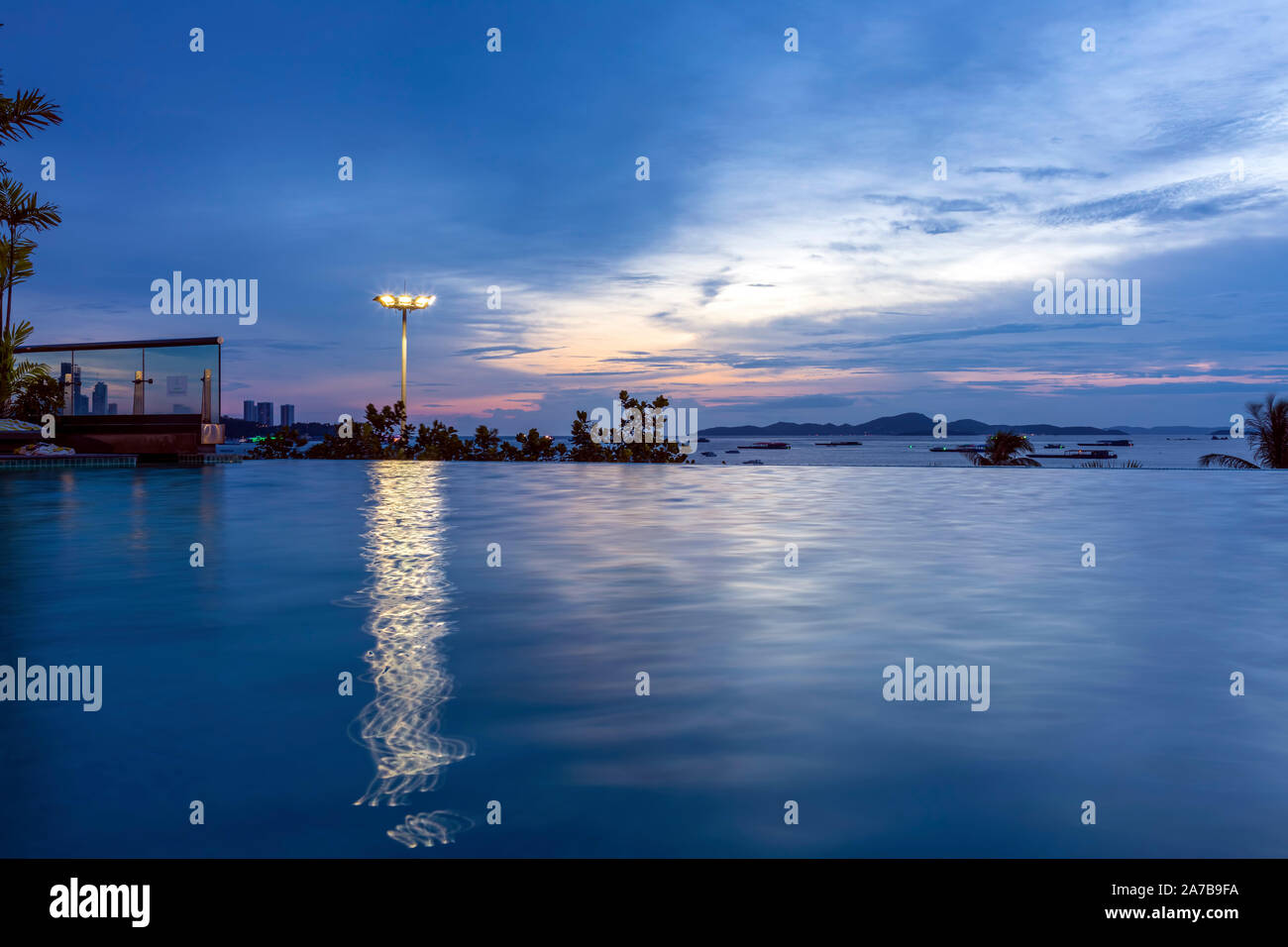 Infinity swimming pool hi-res stock photography and images - Alamy