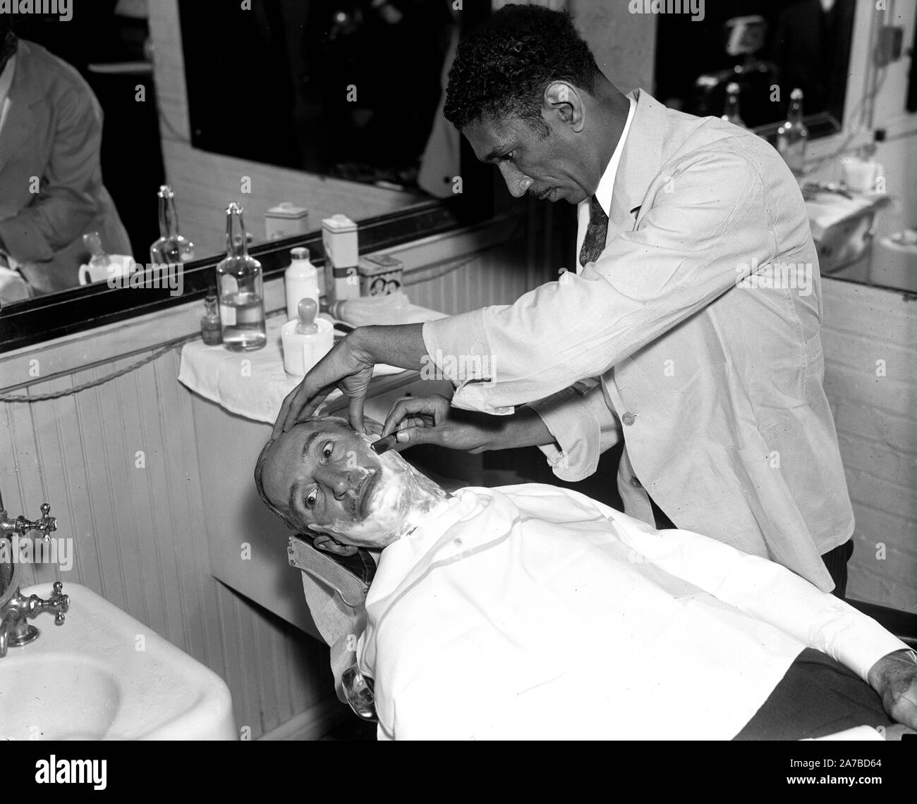 1930s barber shop hi-res stock photography and images - Alamy