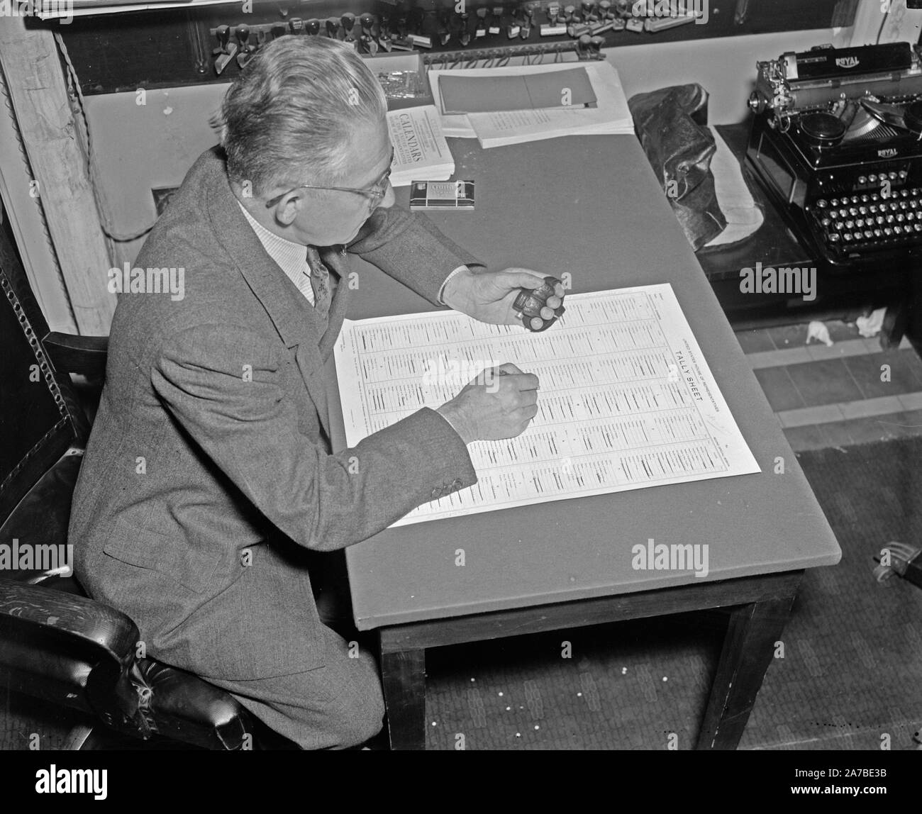 1930s voting for a bill in congress hi-res stock photography and images ...