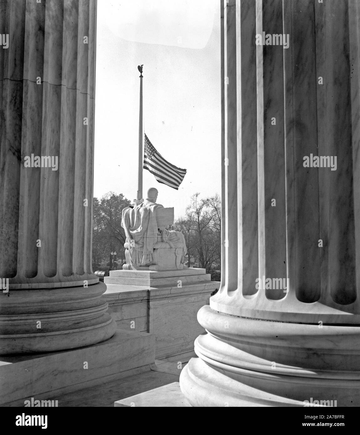 Scene thru the pillars of the U.S. Supreme Court Building showing the ...