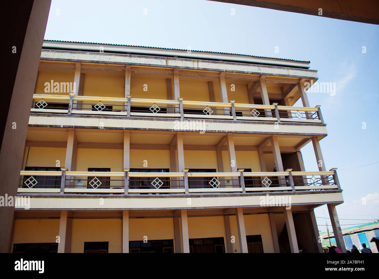 Three story building hi-res stock photography and images - Alamy