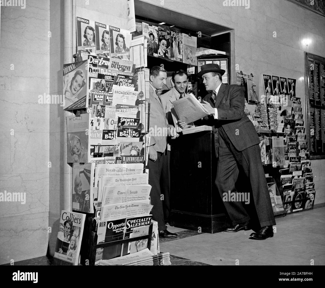 1940s newspaper stand hi-res stock photography and images - Alamy