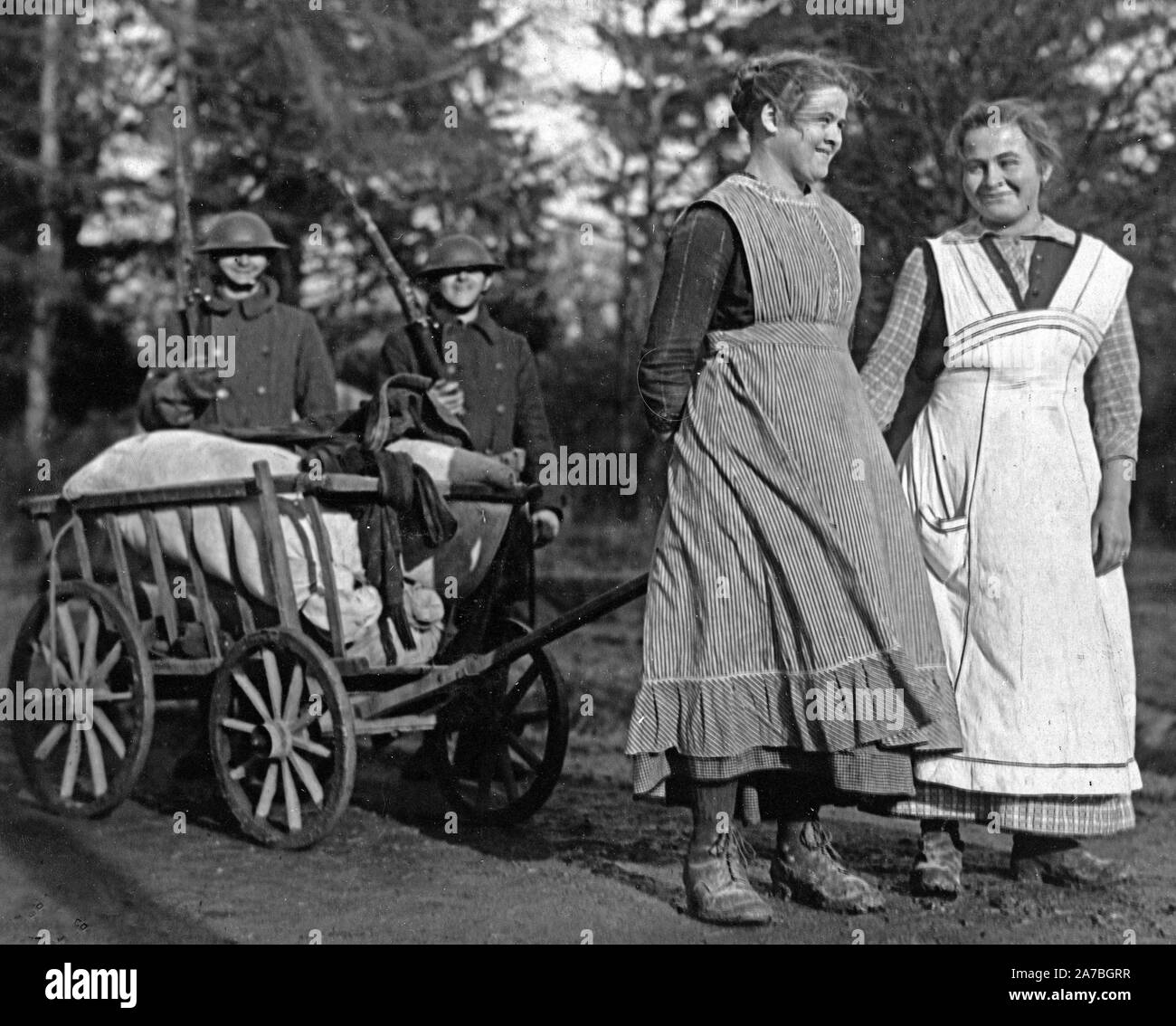 German women with meal for soldiers hi-res stock photography and images ...