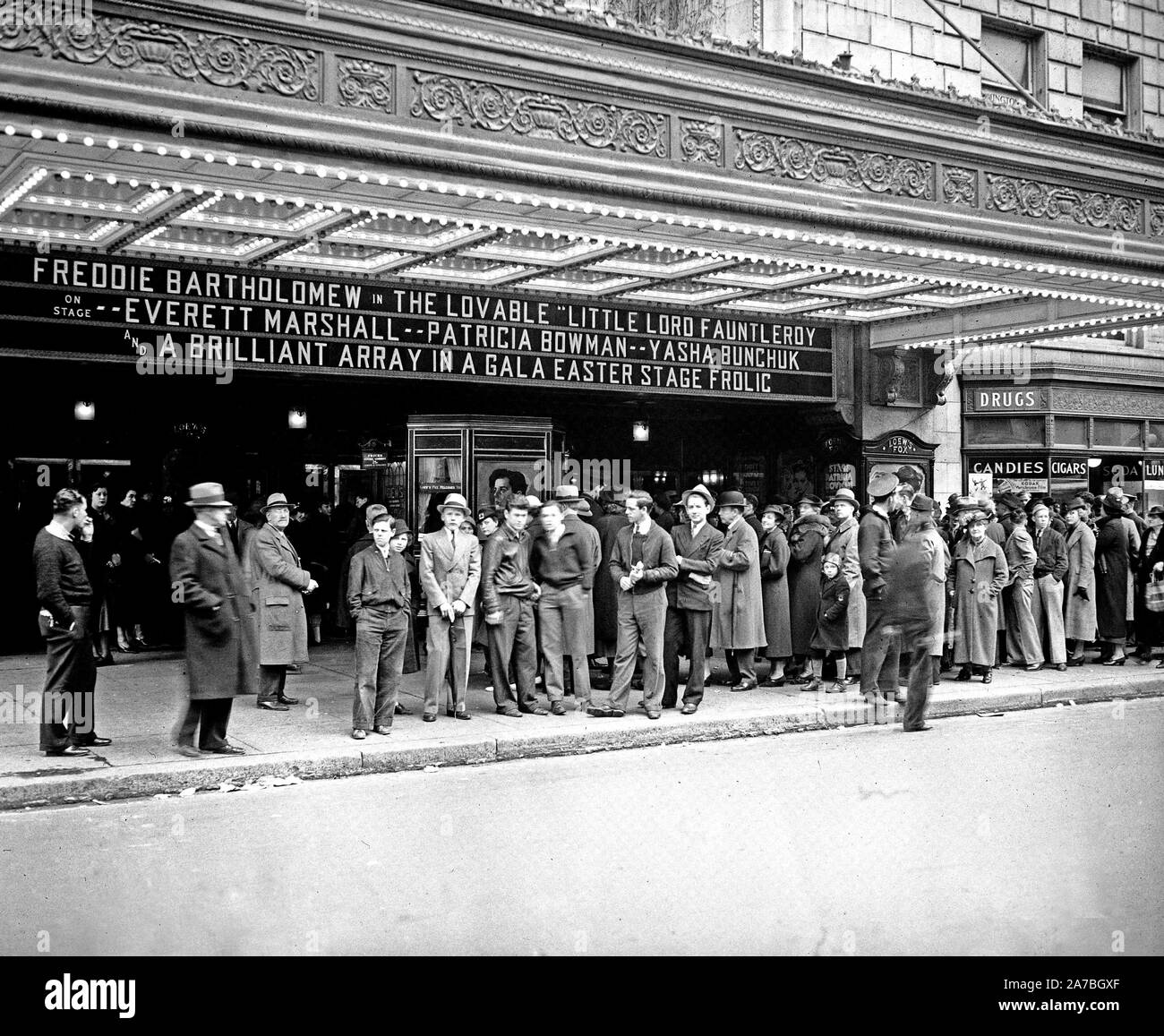 Customers line Black and White Stock Photos & Images - Alamy
