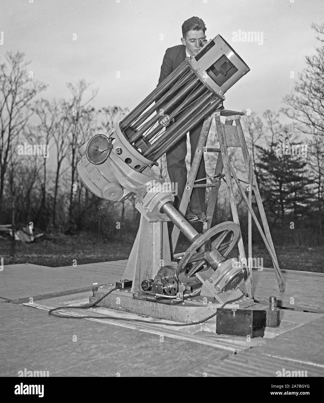 Telescope built in the Newtonian configuration with one axis of the ...