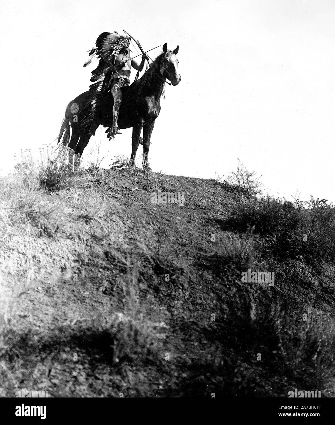 Native american indians horseback hi-res stock photography and images ...