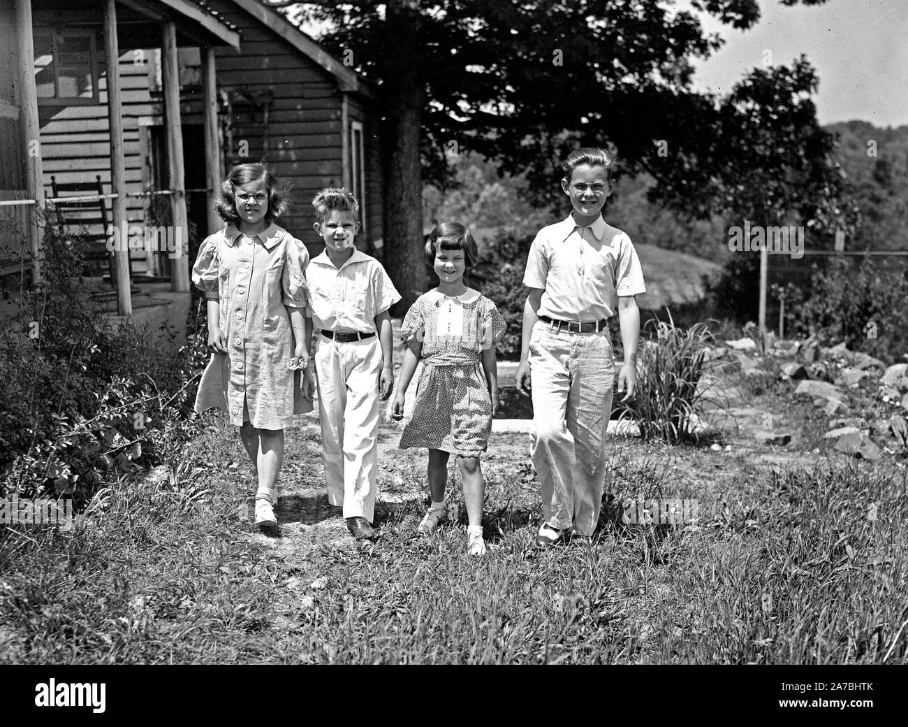 1930s kids hi-res stock photography and images - Alamy
