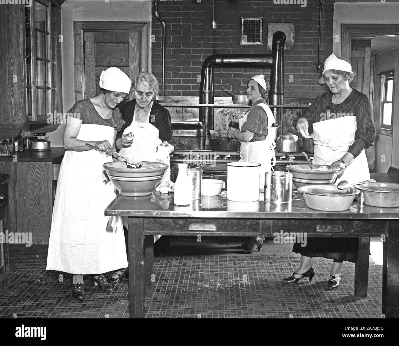 Early 1900s kitchen hi-res stock photography and images - Alamy
