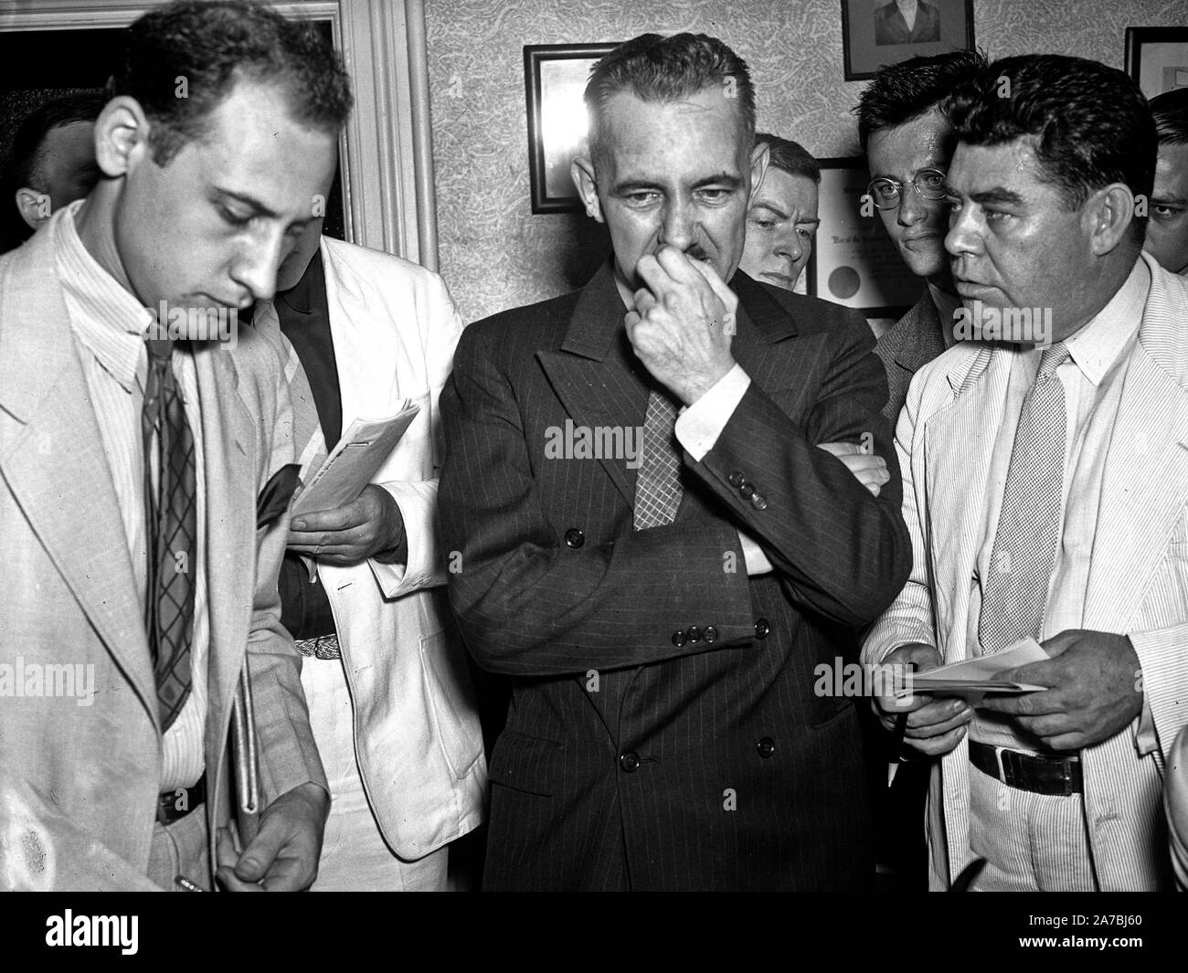 Vintage man thinking vintage hand hi-res stock photography and images ...