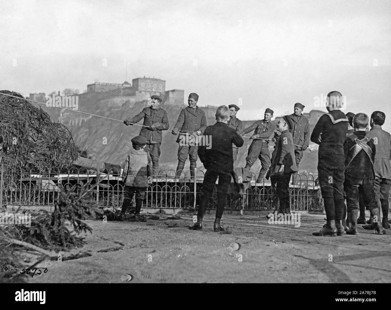 American soldiers watching Black and White Stock Photos & Images - Alamy
