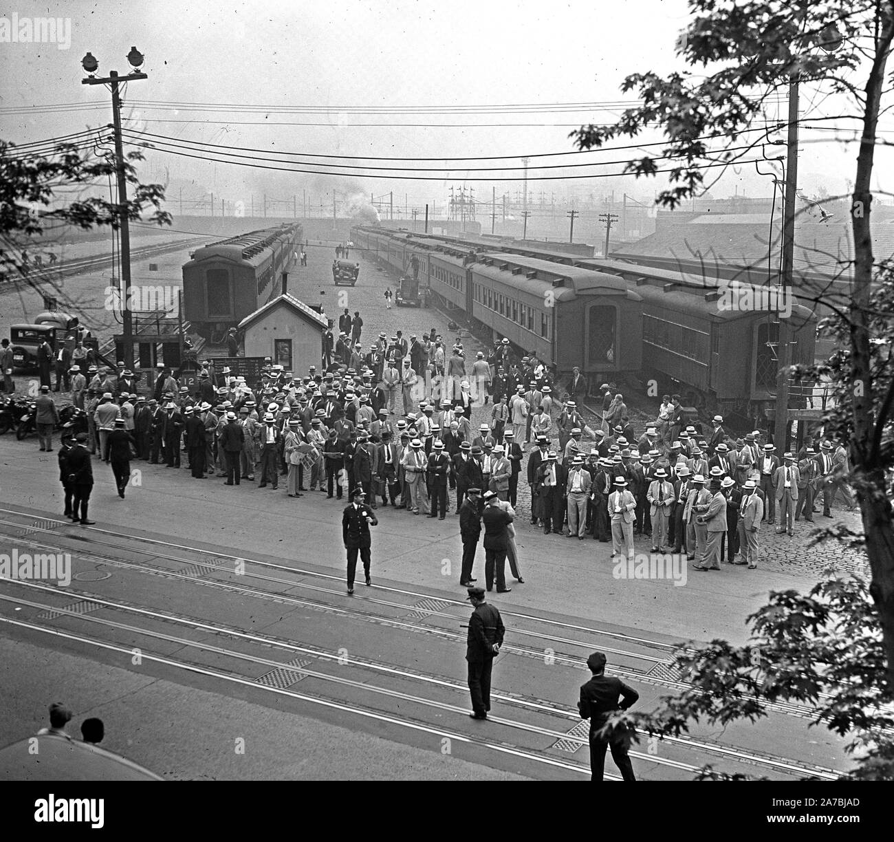 1930s crowd at train yard hi-res stock photography and images - Alamy