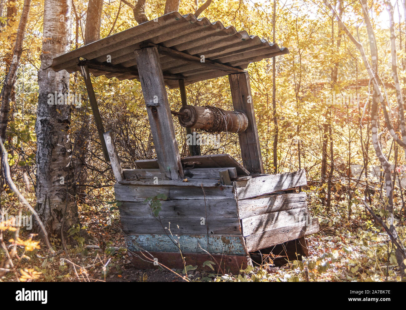 Wishing well roof hi-res stock photography and images - Alamy