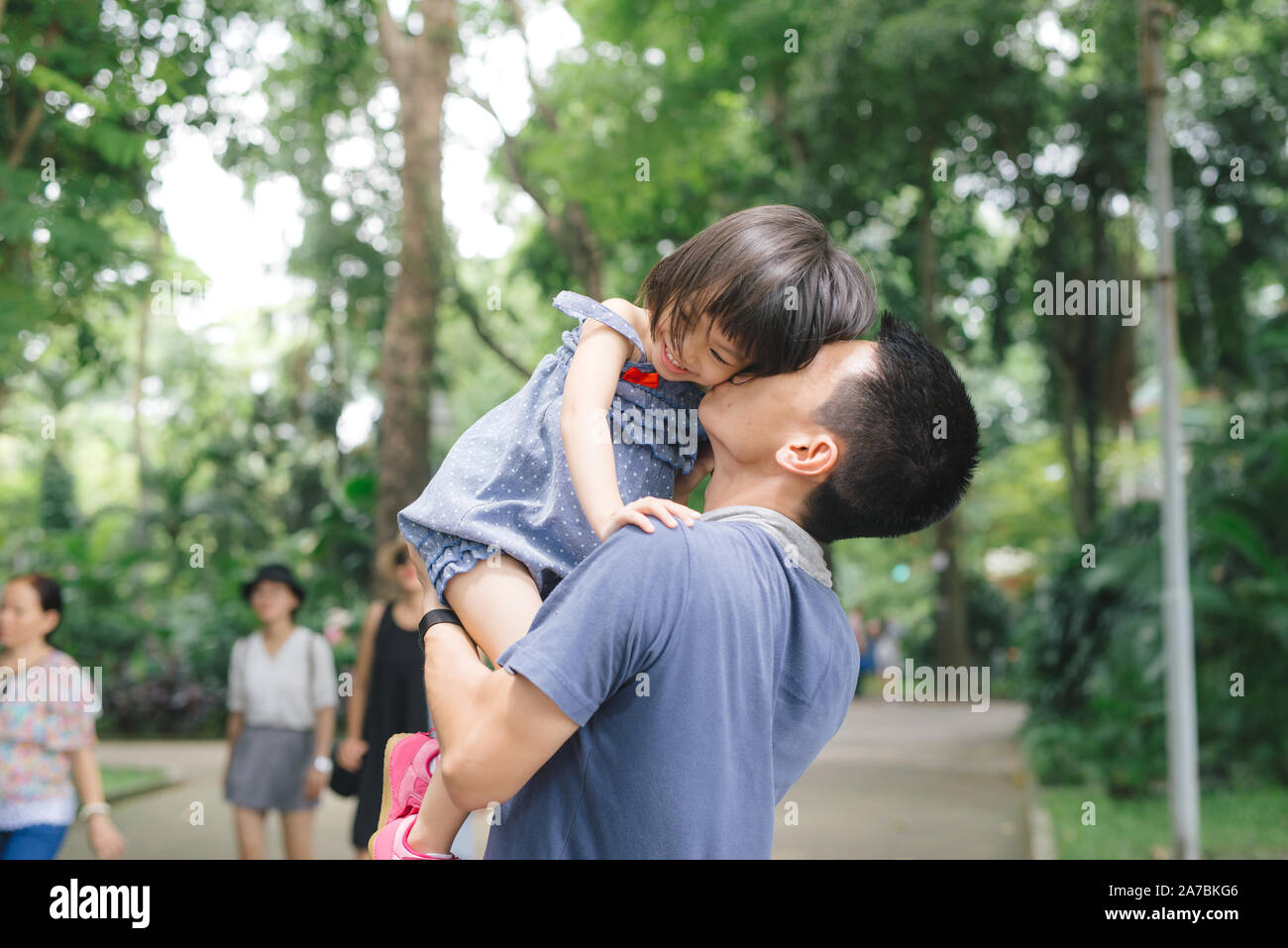 Young girl father back hi-res stock photography and images - Alamy