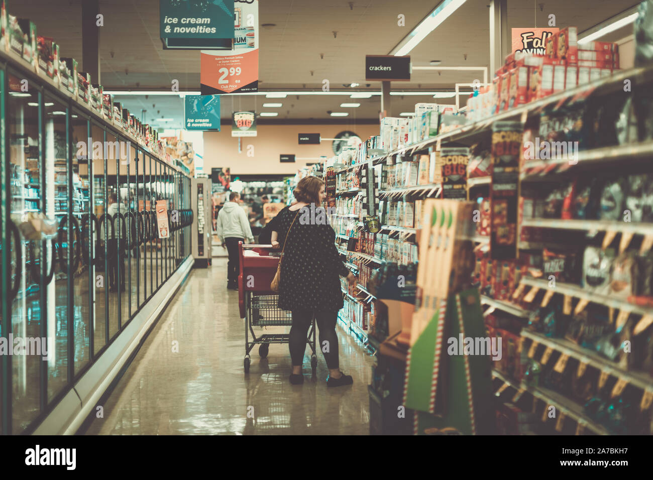 Safeway shopping cart hi-res stock photography and images - Alamy