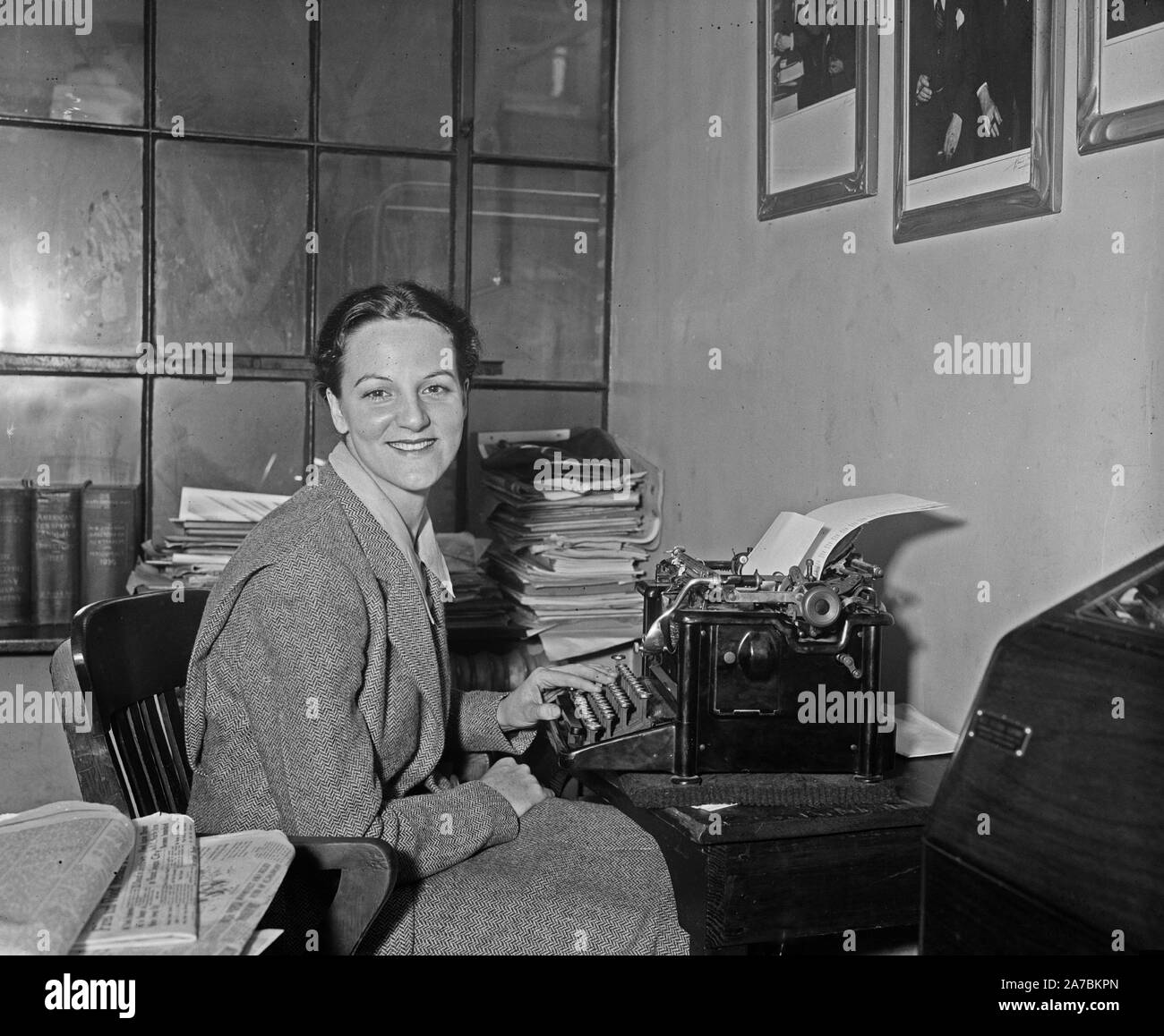 1930s woman at typewriter Black and White Stock Photos & Images - Alamy