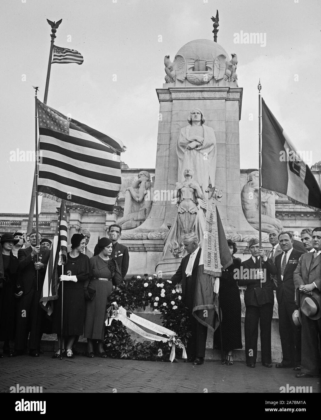 Columbus fountain Black and White Stock Photos & Images - Alamy