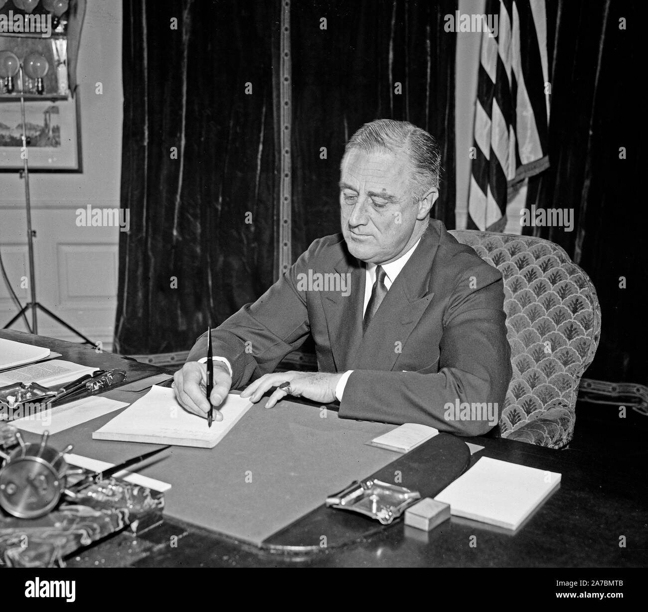 Franklin roosevelt signing paper hi-res stock photography and images ...