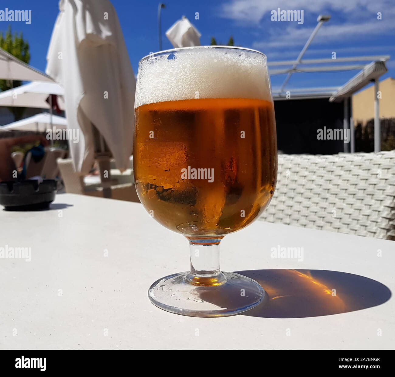 Sparkling beer in the glass Stock Photo - Alamy