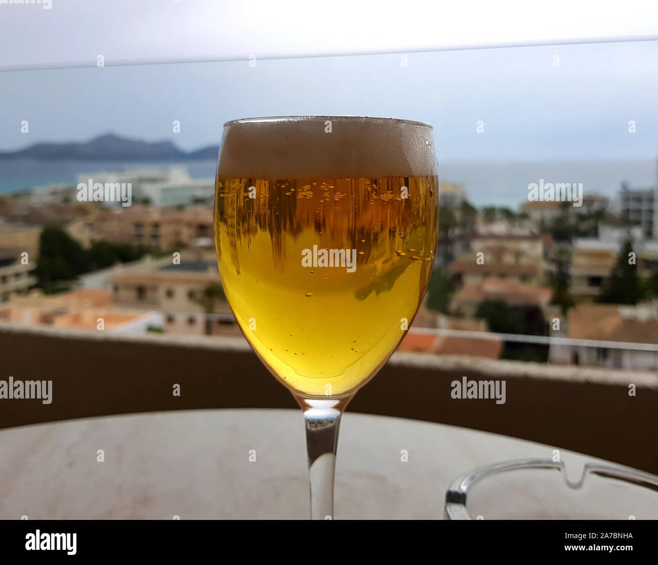 Sparkling beer in the glass Stock Photo - Alamy