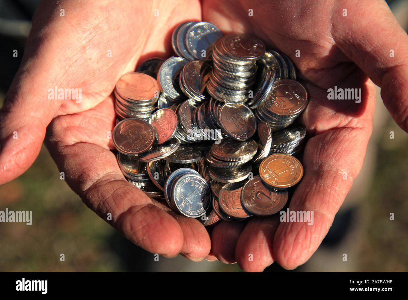 Pile of silver coins hi-res stock photography and images - Alamy