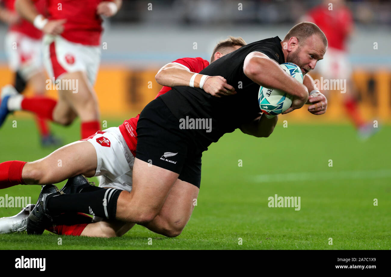 New Zealand's Joe Moody holds off Wales' Hallam Amos to scores his ...