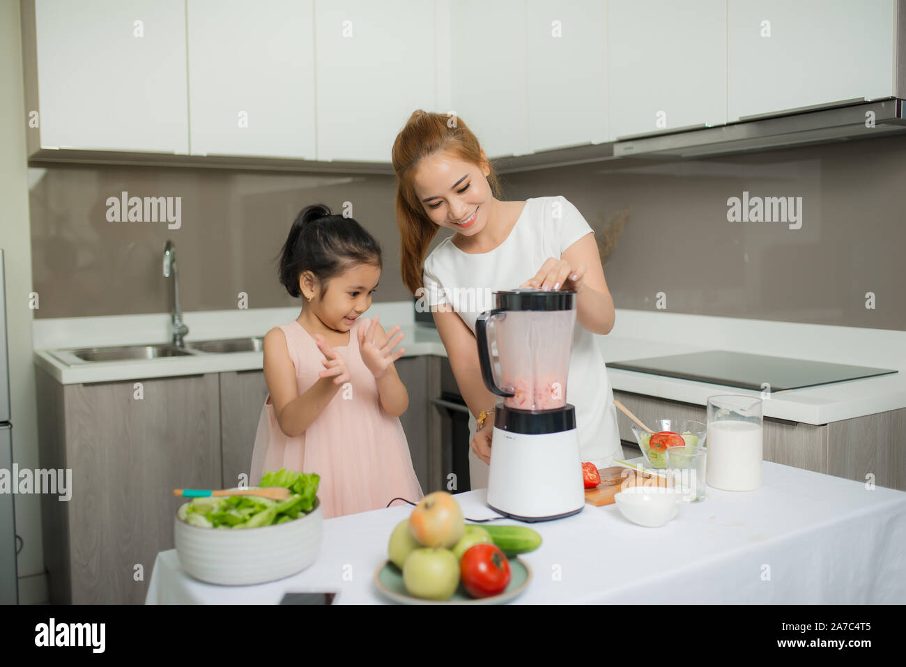 Making smoothie family hi-res stock photography and images - Alamy