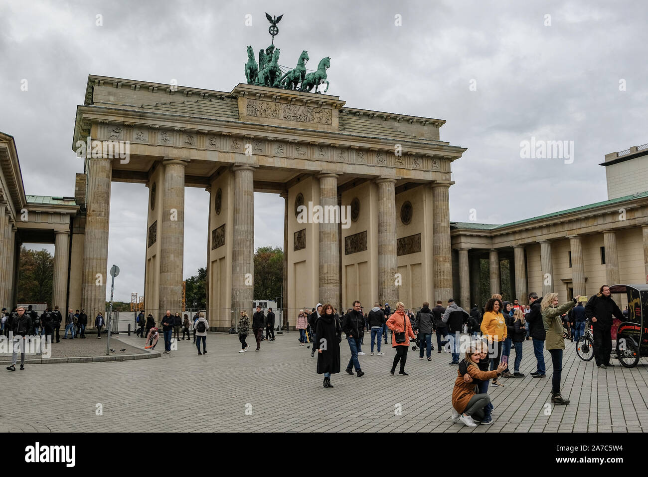 Brandenburg gate brandenburger tor symbol berlin germany people hi-res ...