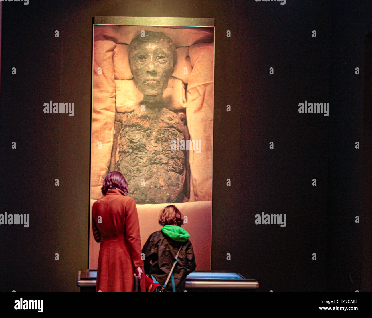 Tutankhamun's mummy hi-res stock photography and images - Alamy
