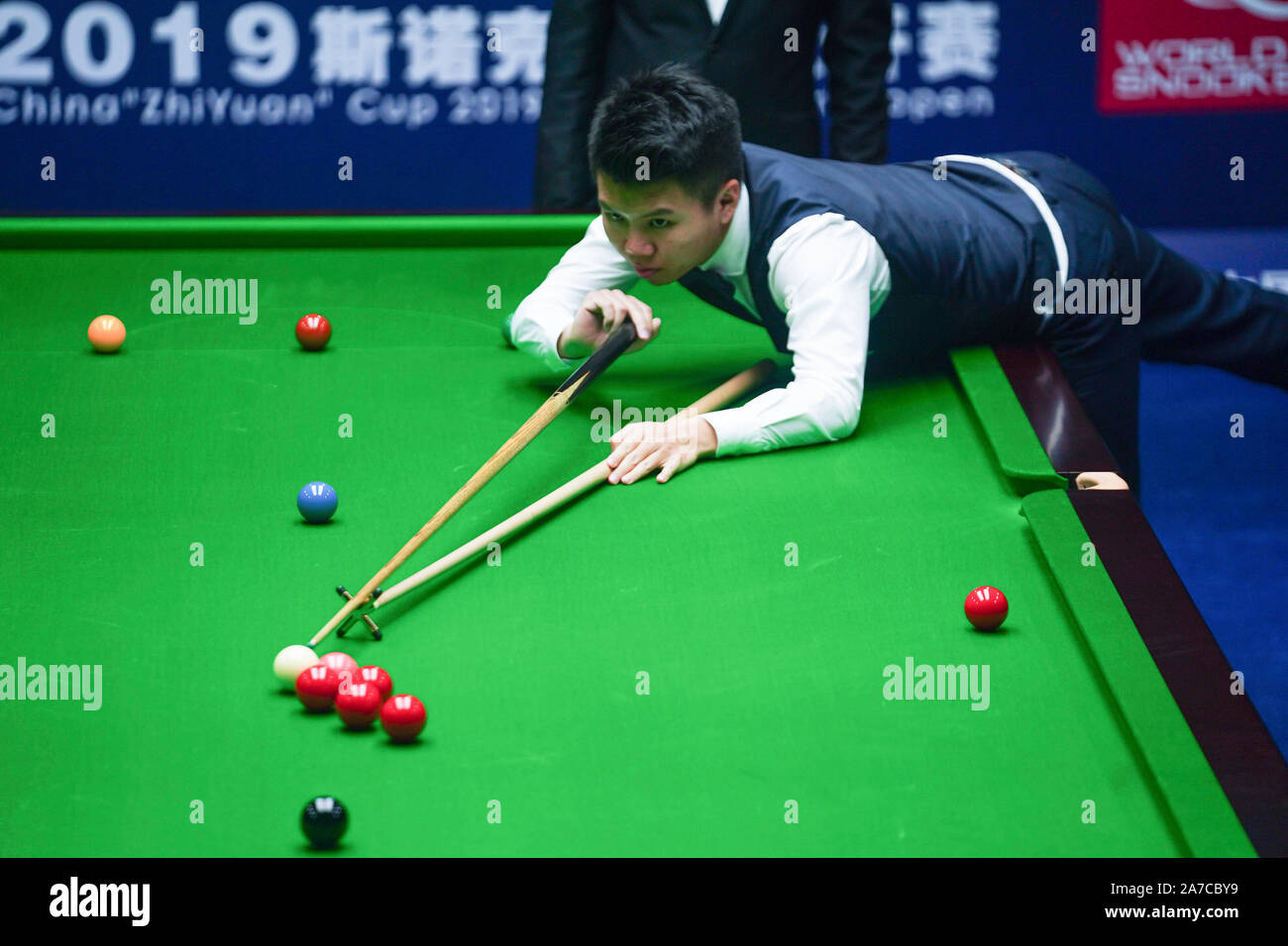 Yushan, China's Jiangxi Province. 1st Nov, 2019. Zhou Yuelong of China ...