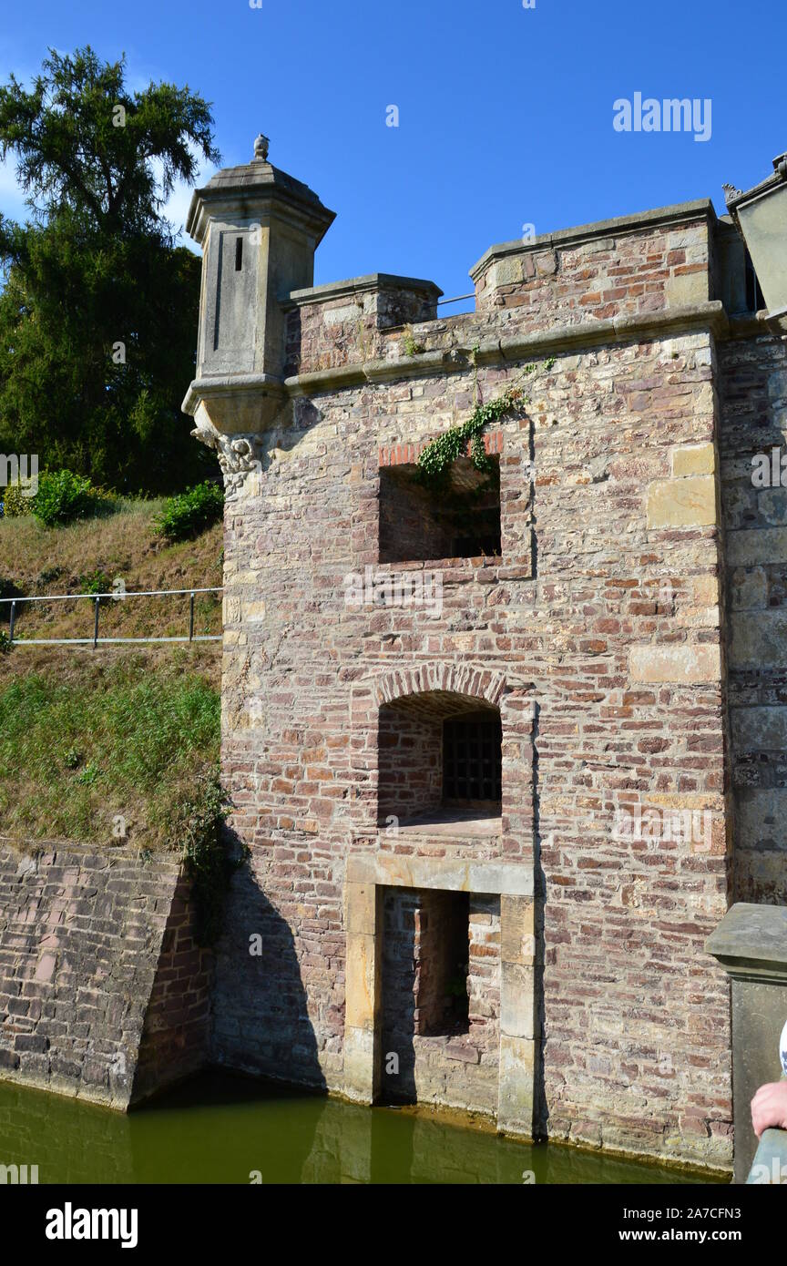 Medieval defense system hi-res stock photography and images - Alamy