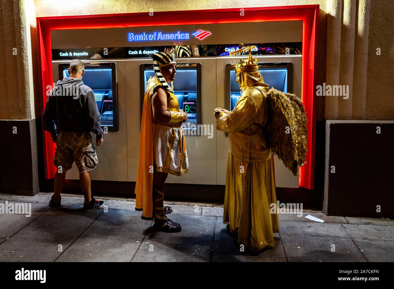 People in atm machine hi-res stock photography and images - Alamy