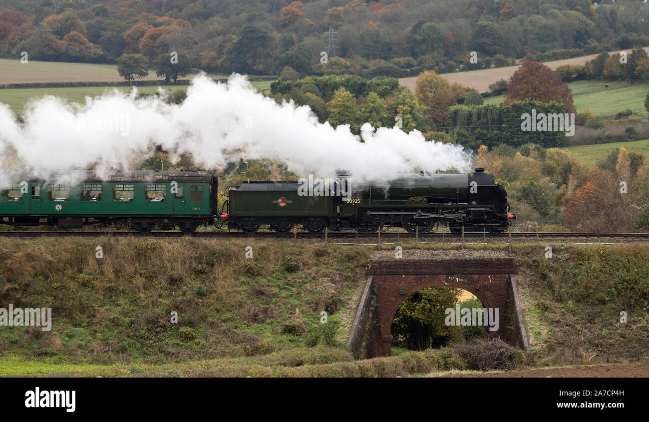 The SR V 'School' class steam locomotive Cheltenham pulls a train along ...