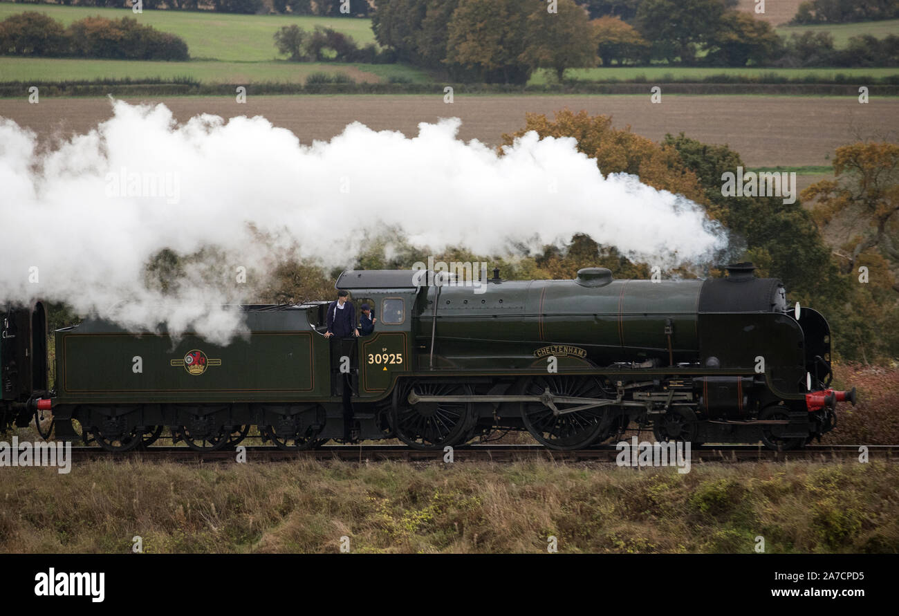 The SR V 'School' class steam locomotive Cheltenham pulls a train along ...
