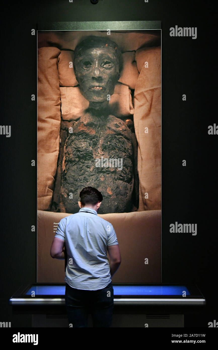 London, UK. 1st Nov 2019. Photograph of Tutenkhamun's mummy in his tomb ...