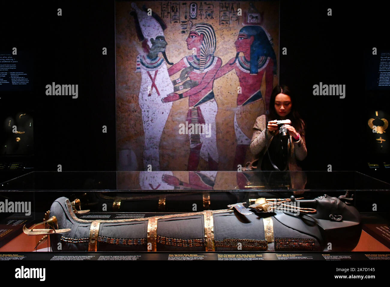 London, UK. 1st Nov 2019. Model of Mummy of Tutankhamun showing how all ...