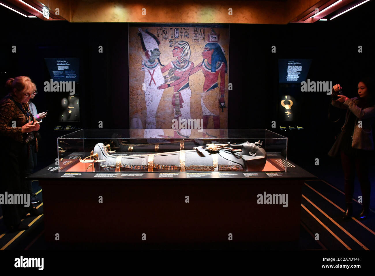 London, UK. 1st Nov 2019. Model of Mummy of Tutankhamun showing how all ...