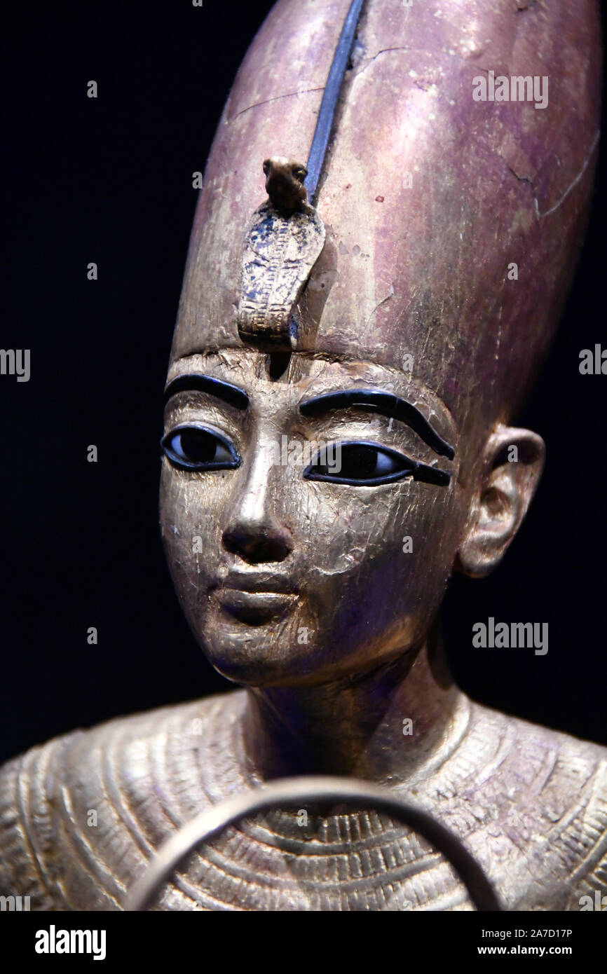 King crown tutankhamun hi-res stock photography and images - Alamy